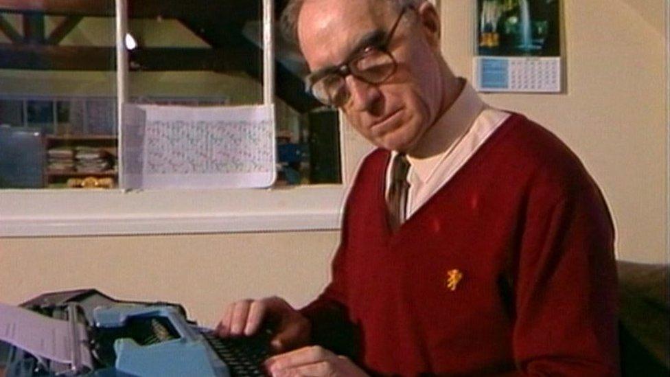 Ex-Dalesman editor Bill Mitchell dies - BBC News