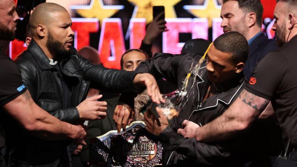 Eubank vs Benn: Boxing's favourite villain turns antihero - BBC Sport