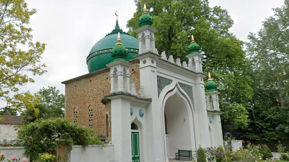 Surrey Police presence at UK's oldest purpose-built mosque - BBC News