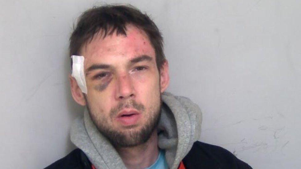 Stanford-le-Hope: Man jailed for supermarket robbery - BBC News