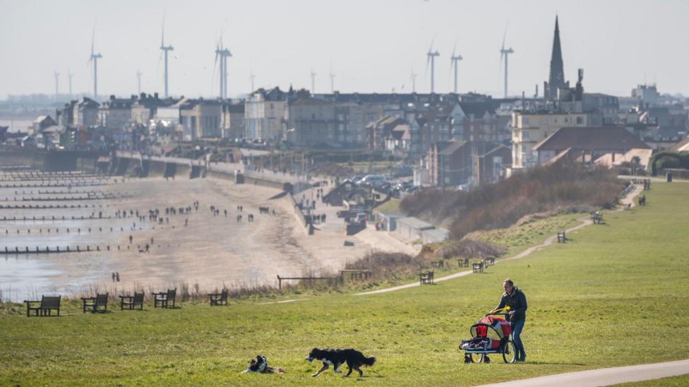 Humberside police increase in patrols in coastal areas - BBC News