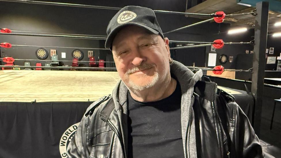 Norfolk wrestler Lee Mitchell dreams of a comeback after injury - BBC News