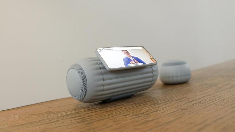 Smart speaker device designed by deaf Nottingham student - BBC News