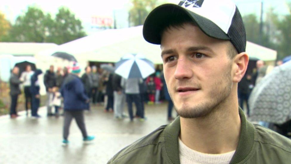 Statue honours Shankill boxing heroes - BBC News
