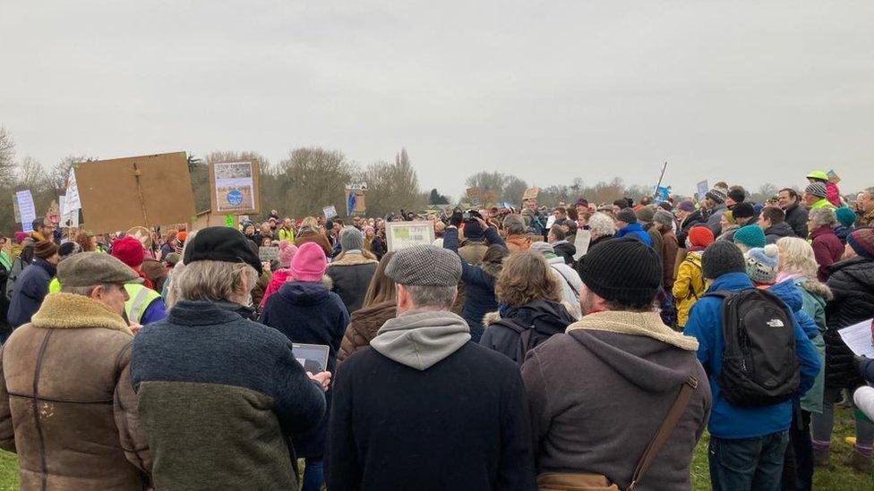 Hundreds protest in Oxford over sewage in River Thames - BBC News