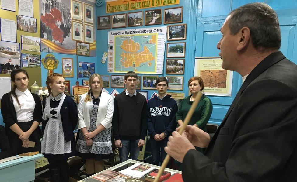 Fall of the USSR: Village that still sees Gorbachev as hero - BBC News