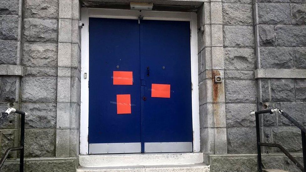 Aberdeen primary school suffers 'vile' graffiti - BBC News