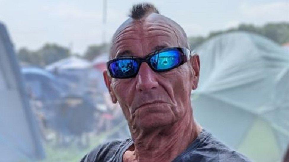 Tributes to 'loving' man killed in Andover crash - BBC News