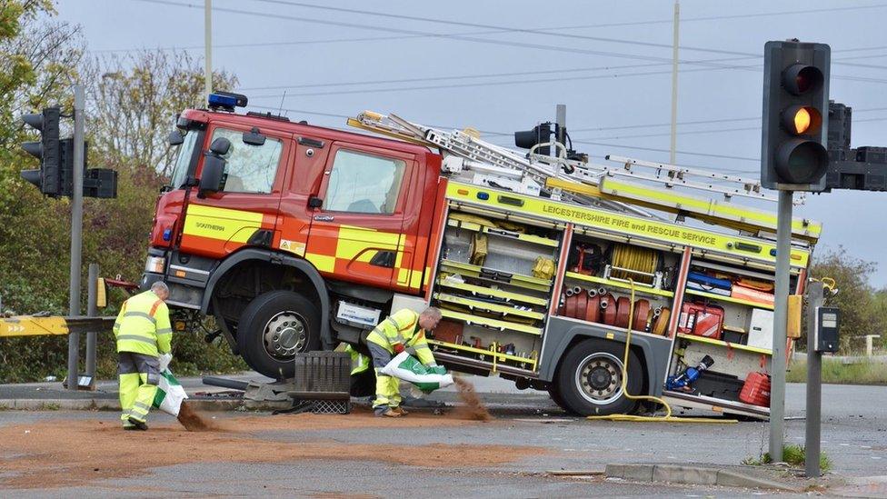 Man dies in Leicester fire engine crash - BBC News