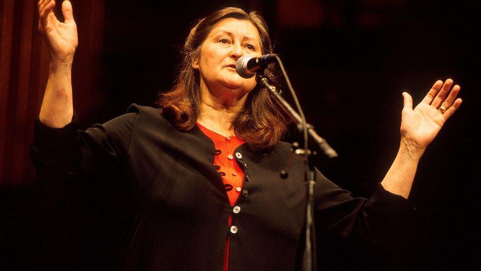 Norma Waterson: Folk singer dies aged 82 - BBC News