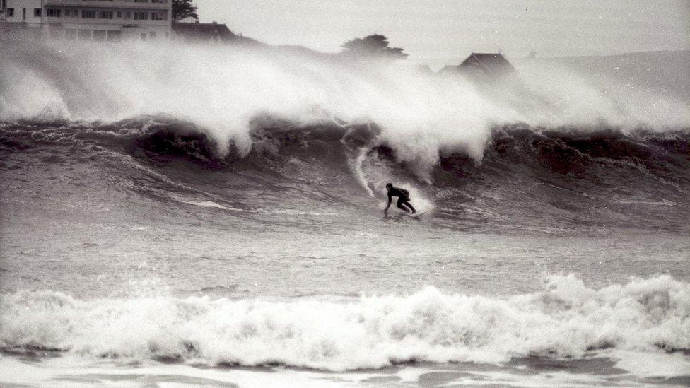 Swell time for UK surf photographers - BBC News