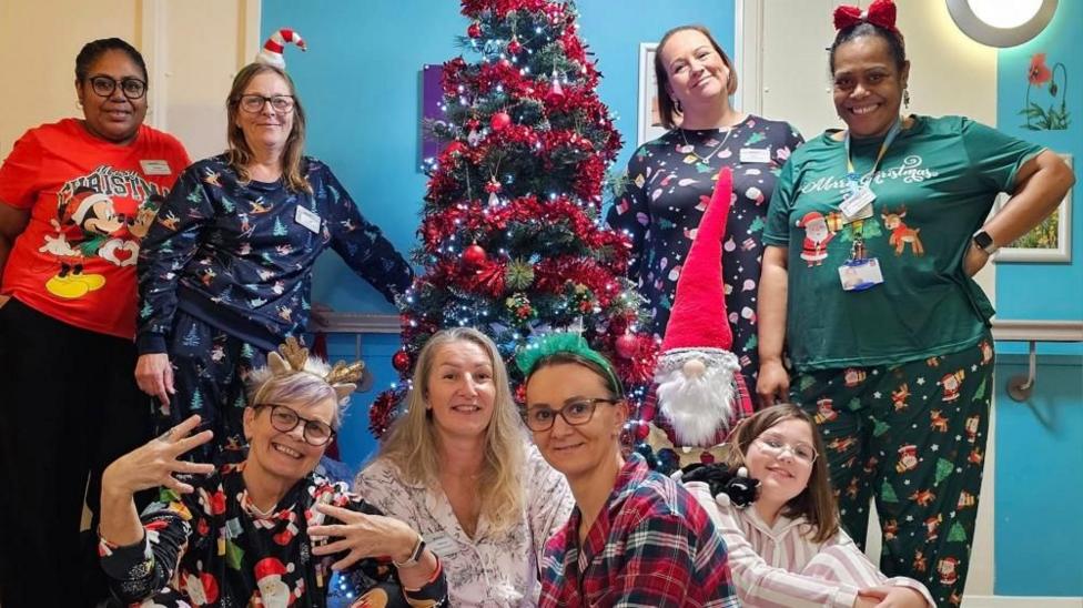 Chichester: Care home invites the elderly for Christmas lunch - BBC News