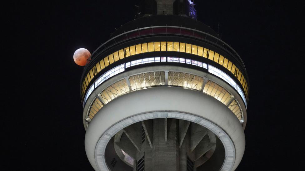 Blood moon: Pictures from around the world - BBC Newsround