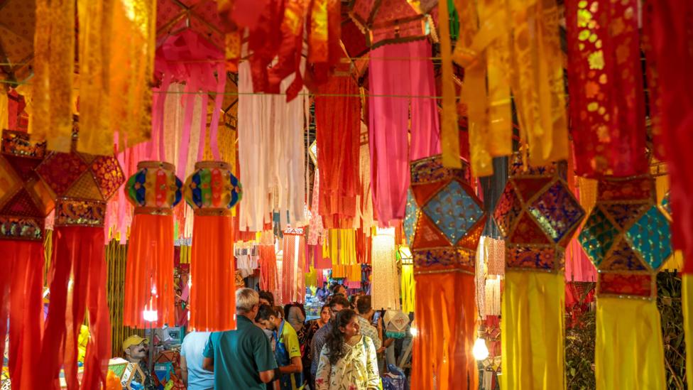 In pictures: Diwali celebrations from around the world - BBC Newsround