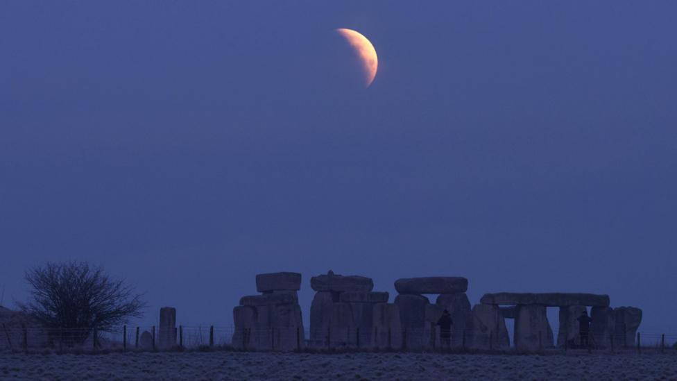 Blood moon: Pictures from around the world - BBC Newsround