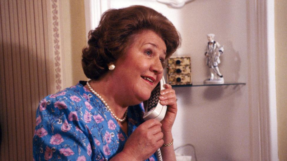 Dame Patricia Routledge to receive Freedom of Wirral honour - BBC News