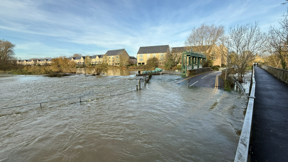 St Neots flooding needs urgent meeting, says council - BBC News