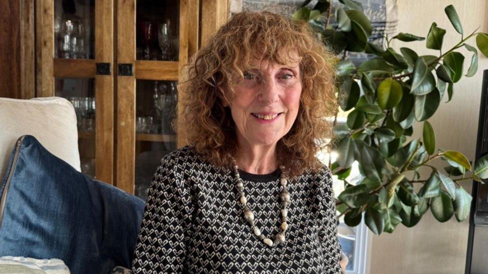 Shropshire belly dancer, 84, has navel approach to exercise - BBC News