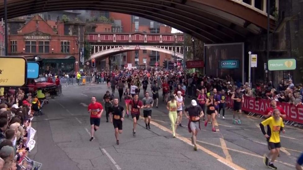 Great Manchester Run: Man, 40, dies in half-marathon - BBC News