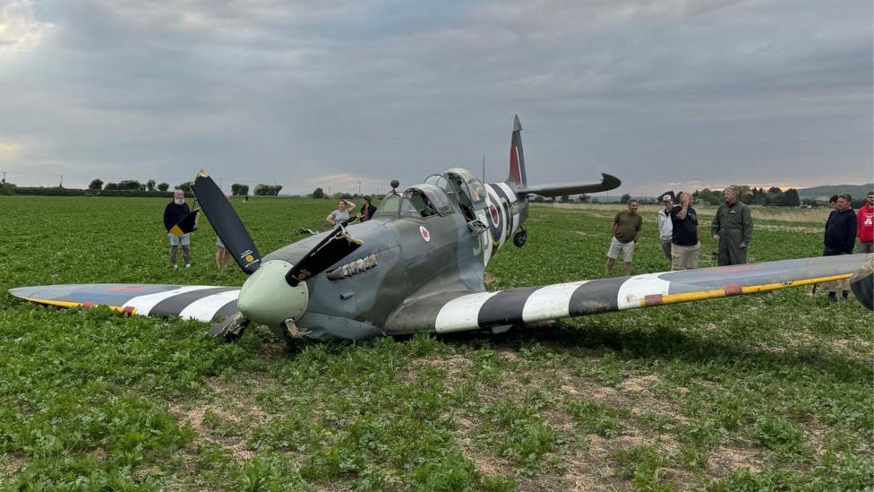 WW2 Spitfire makes emergency landing in Kent field - BBC News