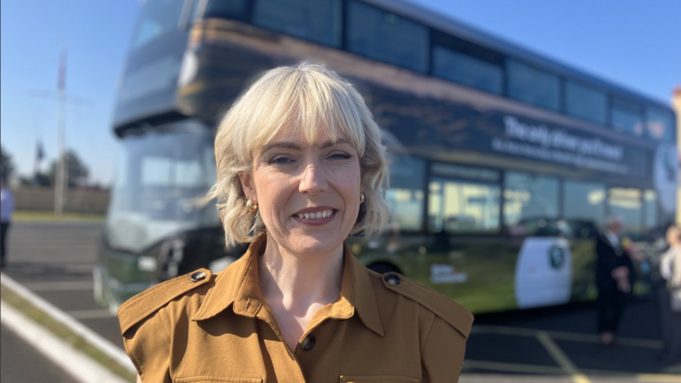 Royal Portrush crowd to get extra train services - BBC News