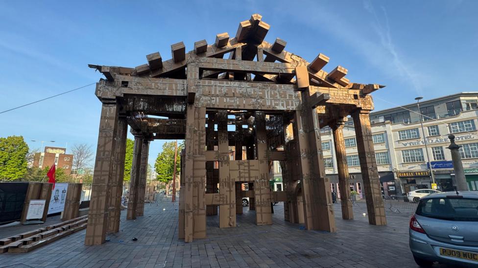 Leicester's Roman forum built from cardboard in a day - BBC News