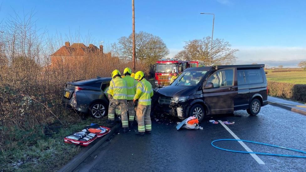 Man rescued from car after Nottinghamshire crash - BBC News