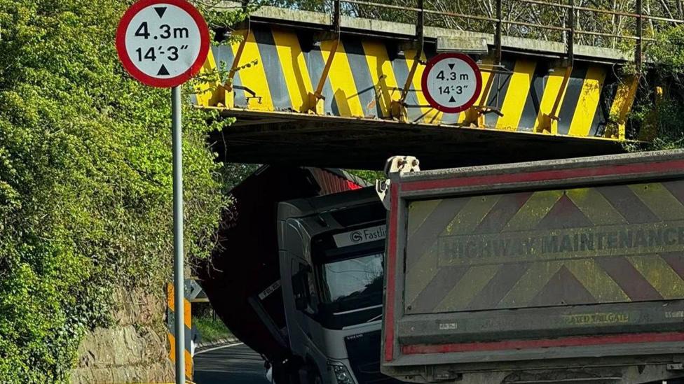 Lorry recovered after hitting A48 railway bridge - BBC News