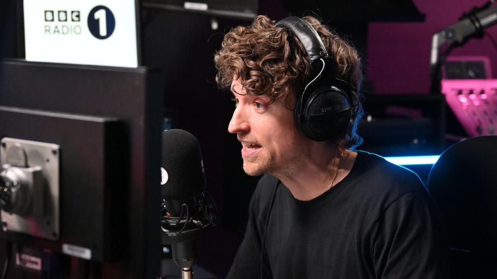Greg James: Radio 1 Breakfast DJ set for Comic Relief challenge - BBC News