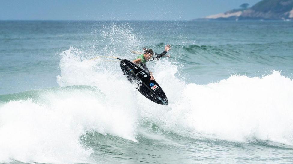 Cornwall surfer Skinner wins silver at world championships - BBC News