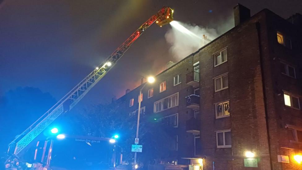 Firefighters tackle fire at Battersea block of flats - BBC News