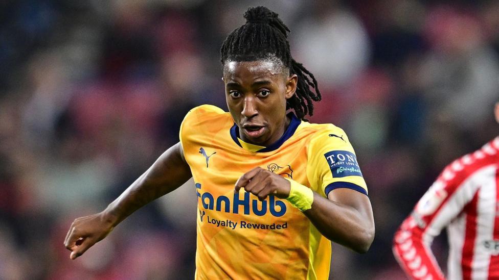 Huddersfield Town sign Wolves forward Tawanda Chirewa on loan - BBC Sport