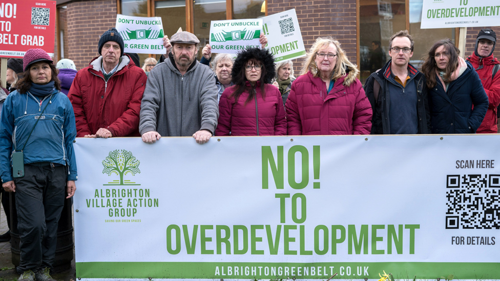 Albrighton residents to debate plans for 800 homes - BBC News