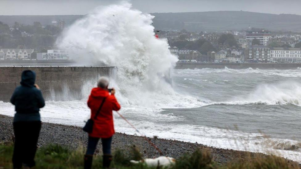 Train disruption as wind and rain batter Devon and Cornwall - BBC News