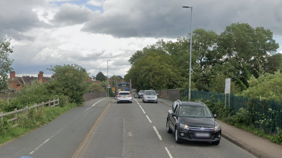 Blaby bridge: Warning road closure may cause delays - BBC News