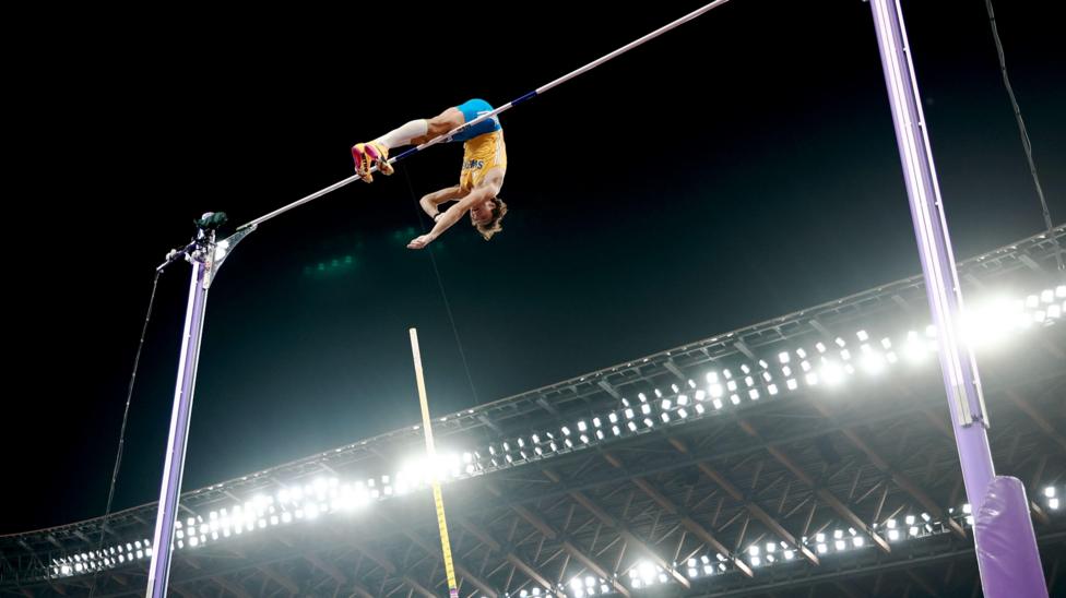 World Athletic Championships: Swedish pole vaulter's world record - BBC ...