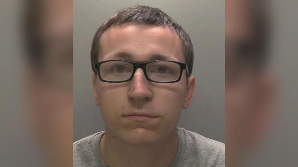 Hull riot: John Honey admits looting and BMW damage - BBC News