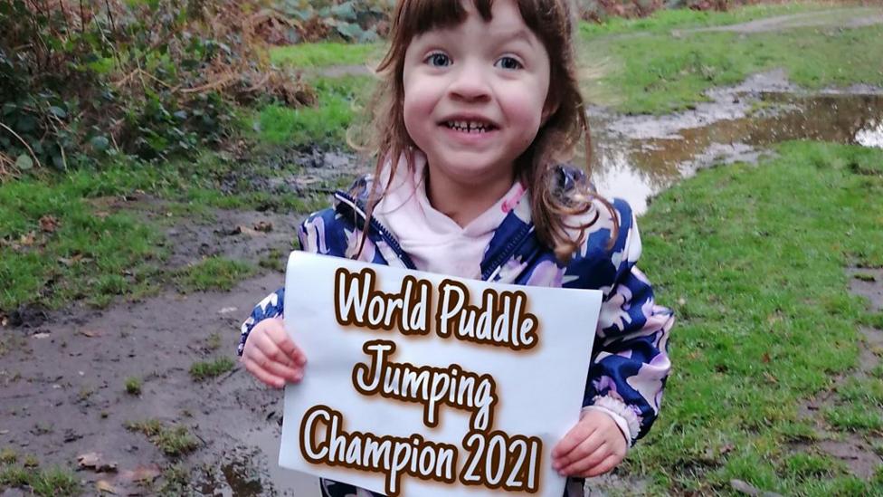 Irthlingborough toddlers named World Puddle Jumping Champions - BBC News