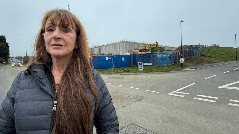 Neighbours fear Springwell reservoir size as it takes shape - BBC News