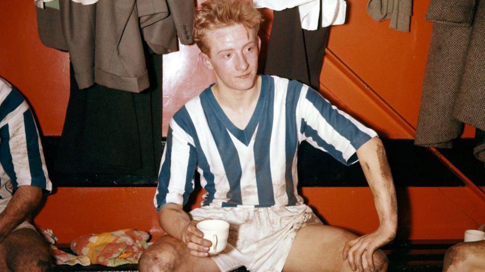 Fans applaud football 'hero of a generation' Denis Law - BBC News