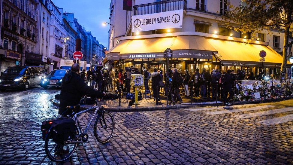 Paris attacks: Cafe Bonne Biere becomes first target to reopen - BBC News