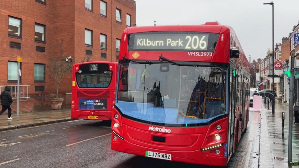 'London bus driver who punched thief made me feel safe' - BBC News