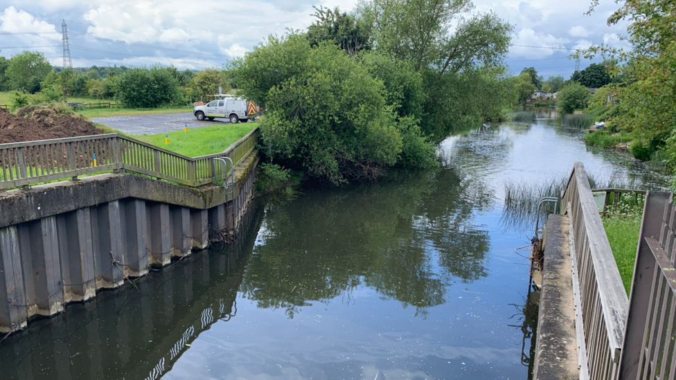 Zouch: River footbridge closed over safety concerns - BBC News