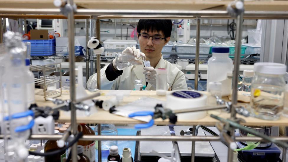 Scientists develop plastic that dissolves in seawater - BBC Newsround