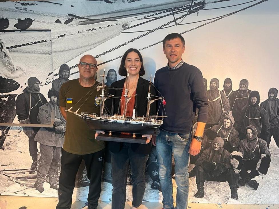 Shackleton ship model brought from Ukraine to Cornwall - BBC News