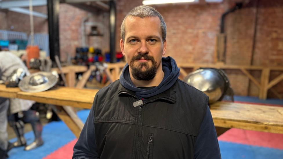 The sport that combines medieval armour and MMA - BBC News