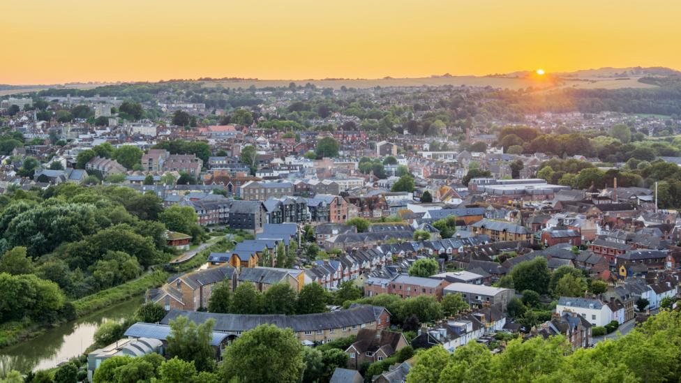 Lewes residents object to 5G mast erected by Three - BBC News