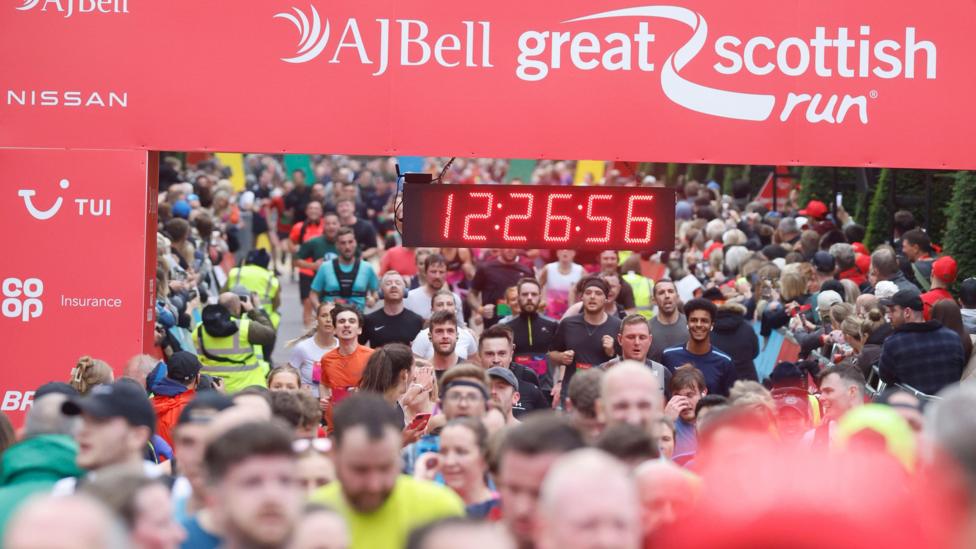 Thousands take part in Glasgow's Great Scottish Run - BBC News