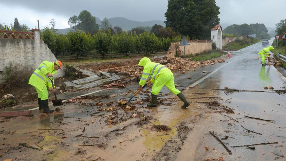 Spain floods: People rescued as Spanish floods cause chaos - BBC Newsround