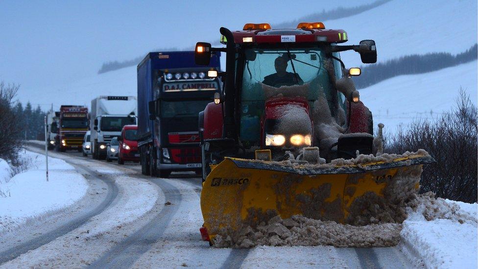 In pictures: Snow hits UK - BBC News